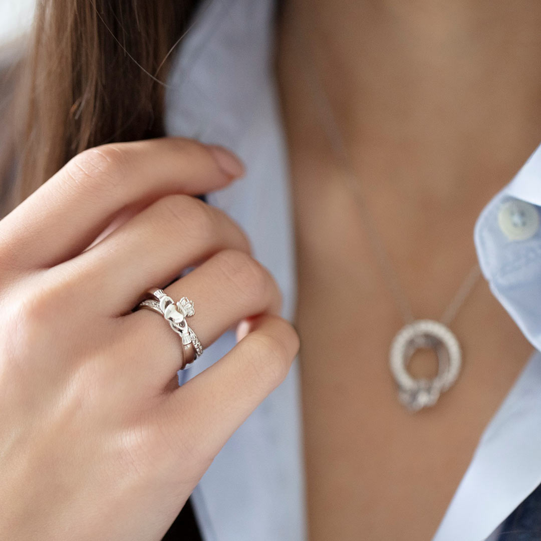 Solvar Silver Claddagh Kiss Ring – Taste Of Britain