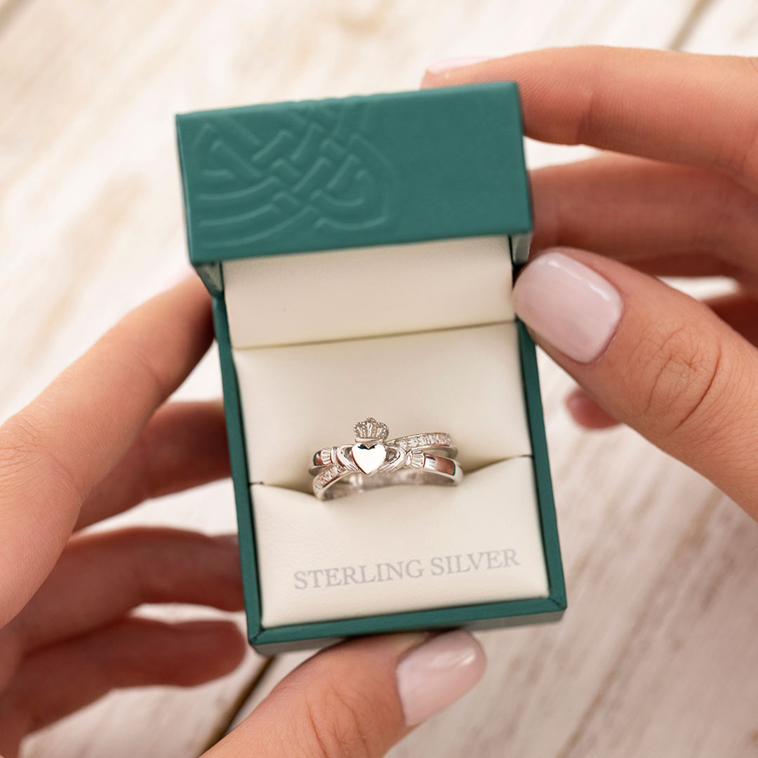 Solvar Silver Claddagh Kiss Ring – Taste Of Britain